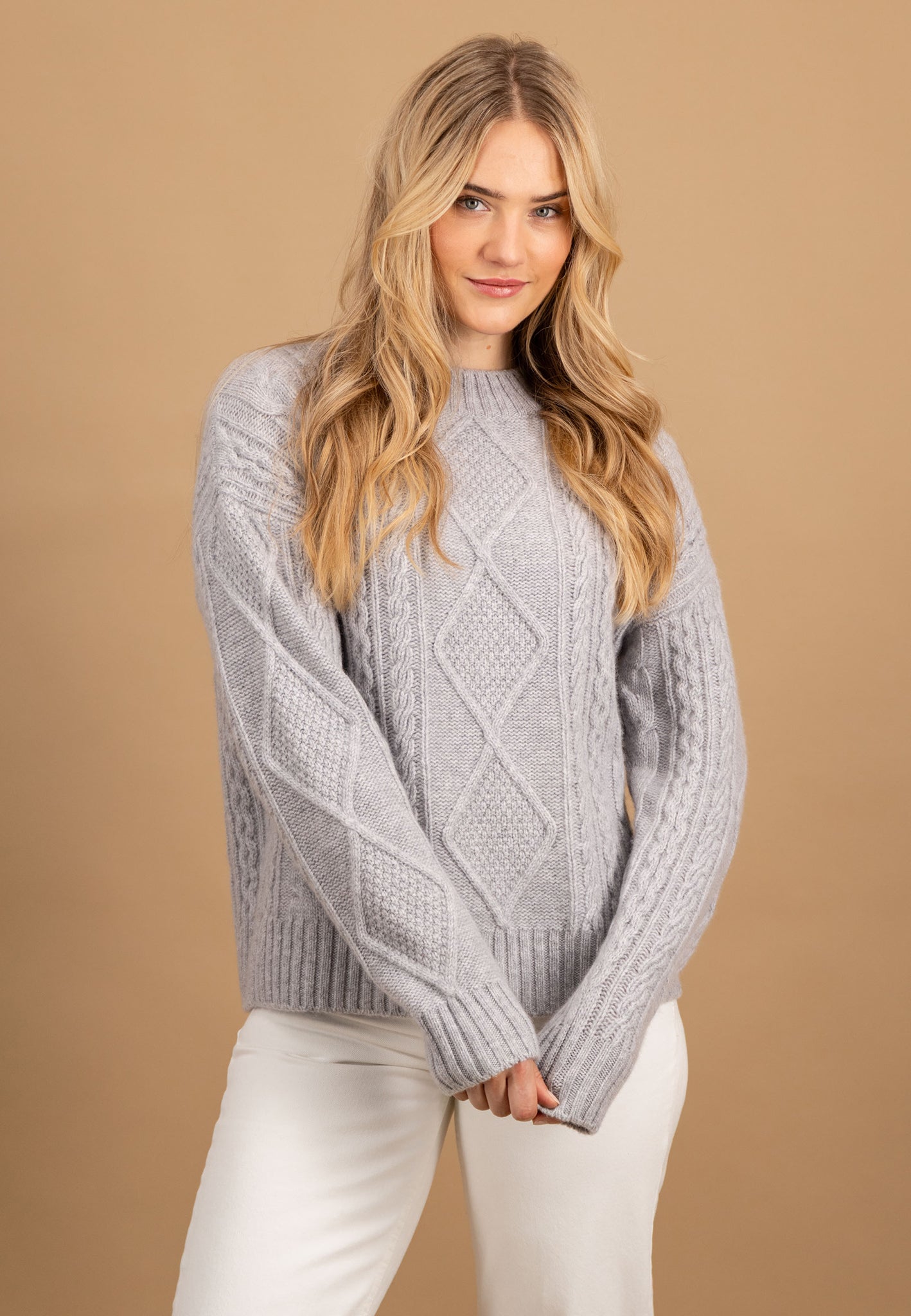 Strickpullover aus reiner Wolle mit Strukturmuster und Stehkragen ...